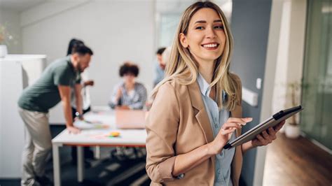 7 Attractive Traits In A Woman That Make Men Stick Around According To