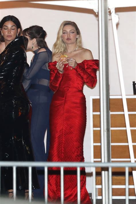 Gigi Hadid Devora Hambúrguer Após Festa Do Oscar