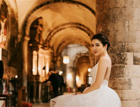 前港姐鄺美璇著露肩低胸婚紗嫁人！過大禮10束巨花禮餅逼爆全屋超大陣仗 星島日報