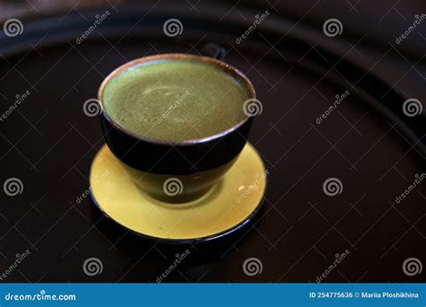 Sabrosa Bebida Matcha En Taza Negra Sobre Fondo De Mesa Negra Foto De