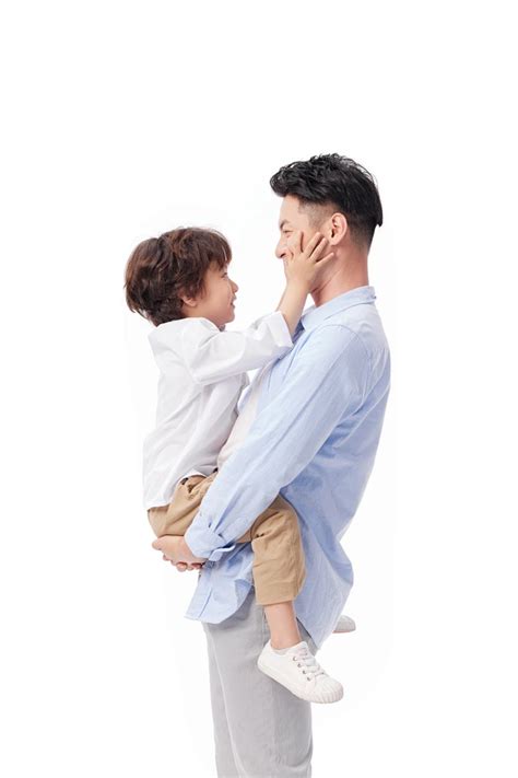 男人双手抱着摸自己脸的小男孩素材 花瓣网