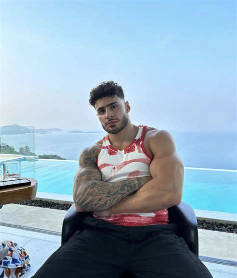 Muscle Worship Kurdish Bull Jacks Off In