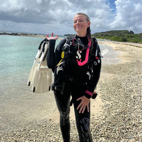 Global Dive Team Laura Van Loon Scubapro