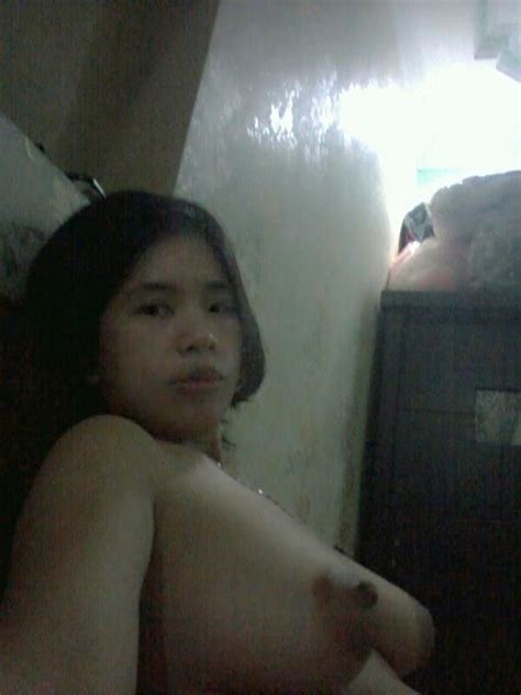 Foto De Vier Shows Off Her Puffy Nipples And Big Tits