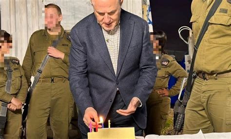 ראש עיריית אשדוד הדליק נר רביעי עם חיילי כיפת ברזל כאן דרום אשדוד