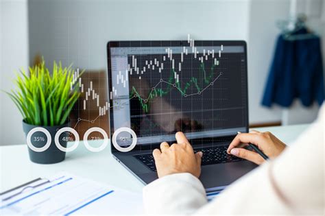 통계 그래프 및 차트를 보여주는 노트북에서 여성 분석가 및 책상 작업 사무실의 나무 테이블에 감수에 대한 스톡 사진 및 기타