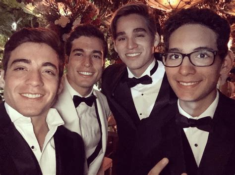 Danilo Carrera En Familia Conoce A Sus Guapísimos Hermanos