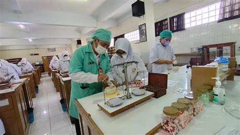 Praktikum Pembuatan Salep Oleh Siswa Kelas X Smk Farmasi Nasional