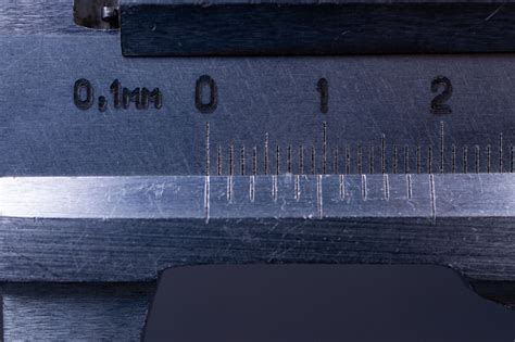 빈티지 스틸 캘리퍼스 도구 근접 촬영 초점을 조정 합니다 아주 좋은 상태에 있는 공구 미터 단위로 배율 조정 합니다 흐린 회색 배경에 스톡 사진 정확성에 대한 스톡 사진 및