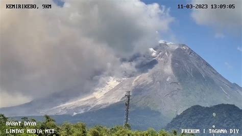 🔥 Merapi Volcano In Indonesia Has Erupted It Is Ejecting Hot Clouds And Lava Flowing Up To 7 Km