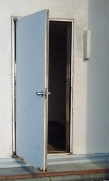 屋上ドア（鉄製）の事なら札幌 まどやへご相談ください！窓リノベ事業者の札幌 まどやは玄関ドア交換、風除室新設、面格子取付、雪囲いなども！お見積無料！