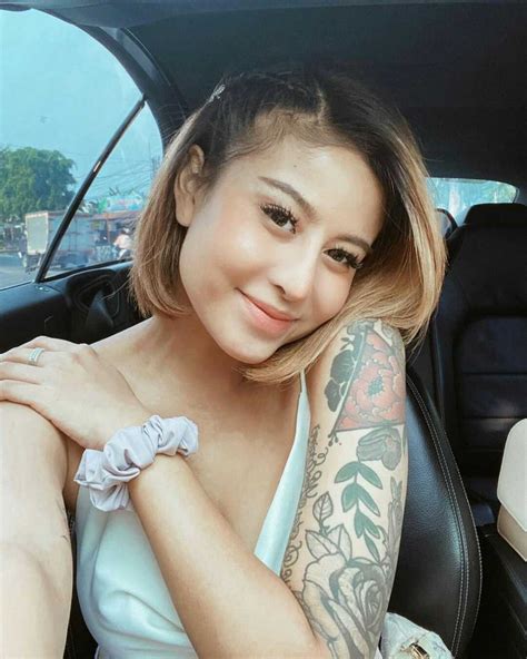 √ Biodata Awkarin Agama Keluarga Pacar Dan Perjalanan Karir