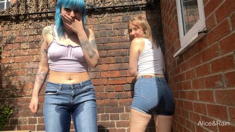 2 Girls Caught Outdoor Garden Wetting