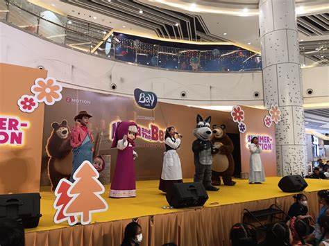 Pertama Kali Di Jakarta Masha And The Bear Hebohkan Baywalk Mall