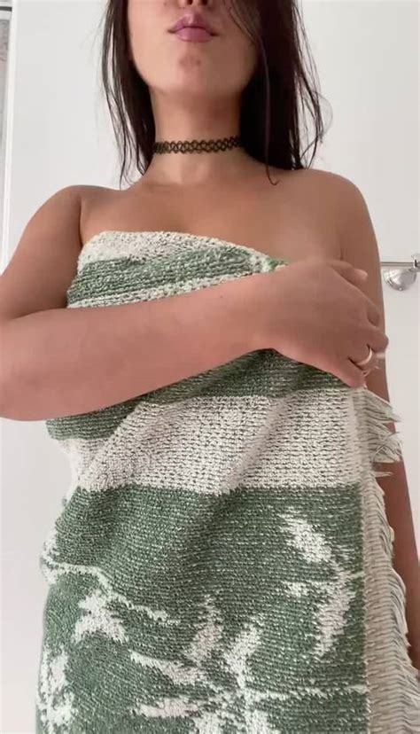 Oops! My towel fell 😳 | Scrolller