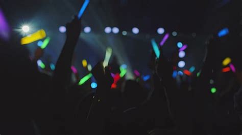 带着荧光棒的人