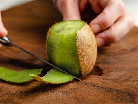 How To Cut A Kiwi