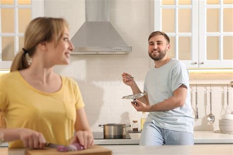 Casal Jovem Que Faz Bouillon Na Cozinha Foto De Stock Imagem De Povos
