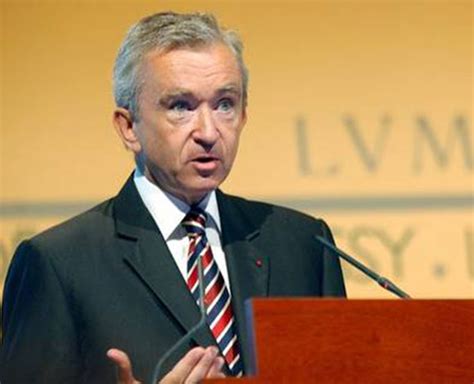 برنارد أرنولت بالرغم من ثرائه الا أن التواضع عنوانه العريض Ra2ed