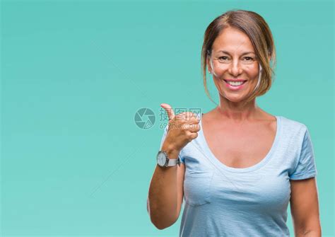 中年高龄的西班牙裔女在孤立的背景之下高清图片下载 正版图片505680285 摄图网