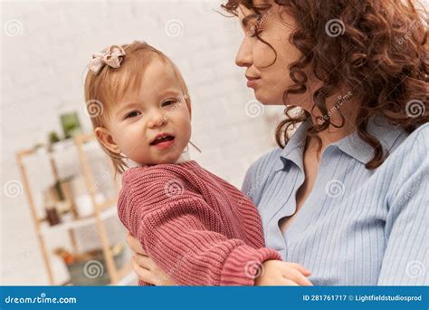 Stile Di Vita Equilibrato Madre Di Famiglia Con Curvo Immagine Stock