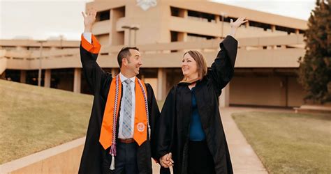 Dos Graduados De Utpb Regresan A La Escuela Más Tarde Mientras Crían Su Propia Familia The