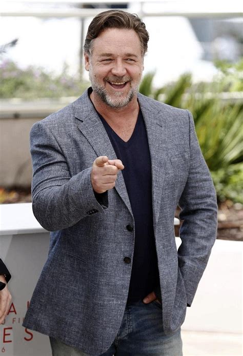 סיפורי העולם ראסל קרואו בן 61 וארוסתו בת ה 33 נצפו זה Facebook