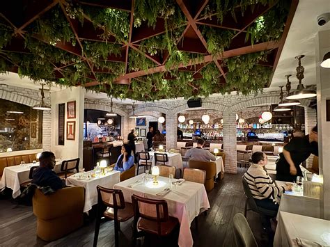 The 25 Best New Years Eve Restaurants In Los Angeles To Ring In 2026