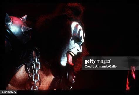 Gene Simmons 1976 Photos And Premium High Res Pictures Getty Images