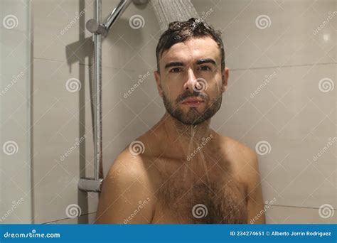 Hombre Seductor En La Ducha Imagen De Archivo Imagen De Europeo