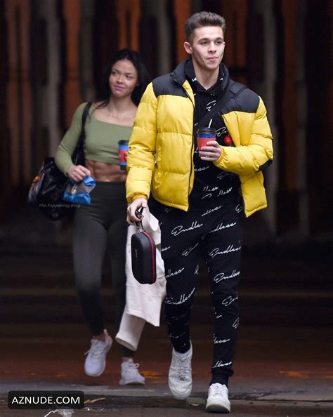 Vanessa Bauer Sexy Shows Off Her Abs And Pokies In Blackpool England