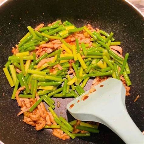 它才是天然的 青霉素”，经常炒一盘，排出毒素，肠道干净了，身体强壮蒜薹肉丝大蒜