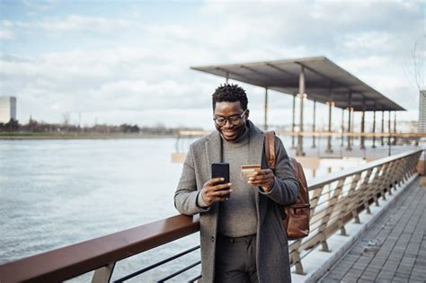 도시 거리에서 스마트 폰을 사용하는 아프로 미국 사업가 Brand Name Mobile Payment에 대한 스톡 사진 및 기타