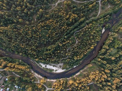 가을 건물 경치 구부러진 나무 도로 드론으로 찍은 사진 숲 시골 자연 조감도 푸른 하늘 호수 환경에 관한 무료 스톡 사진