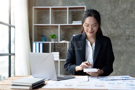 年轻的职业会计师在办公室用计算器做会计高清摄影大图 千库网