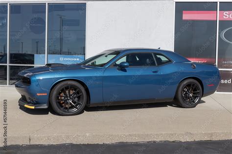 Dodge Challenger Display Dodge Offers The Challenger In Sxt Gt Rt