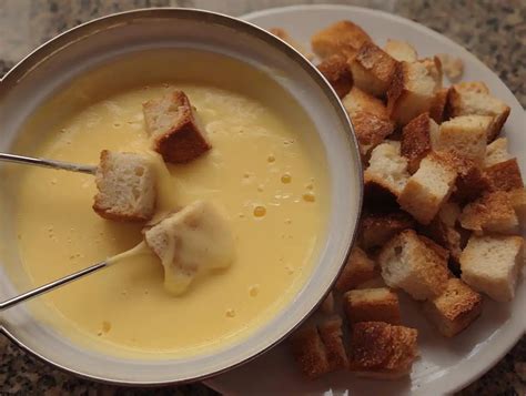 Amazing 20 Minute Garlic Cheese Fondue