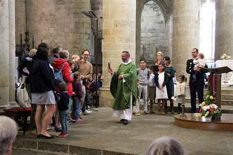 A Dinan Le Père Guillaume De Montgolfier Est Le Nouveau Curé