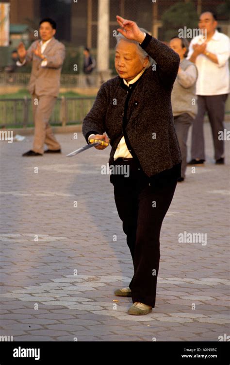 Femme Avec Epee Banque Dimage Et Photos Alamy