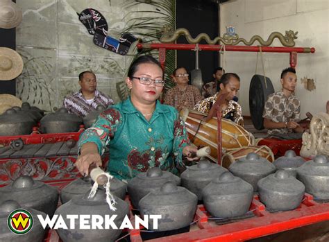 Surinames Dag Van Inheemsen En Van Javaanse Immigratie Waterkant