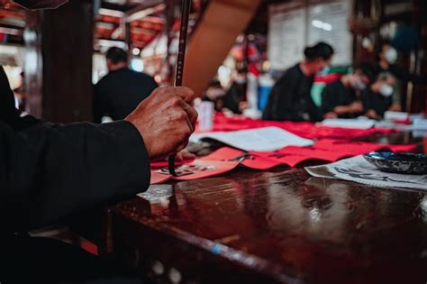 Premium Photo Vietnamese Scholar Writes Calligraphy At Long Son