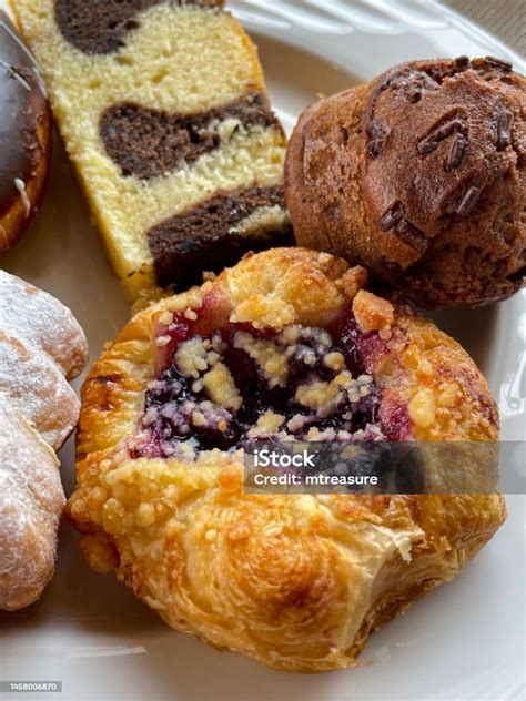 아침 식사 패스트리와 케이크의 흰색 접시 블루 베리 잼 과자 초콜릿과 바닐라 대리석 케이크 조각 초콜릿 머핀 커피 초콜릿 유약