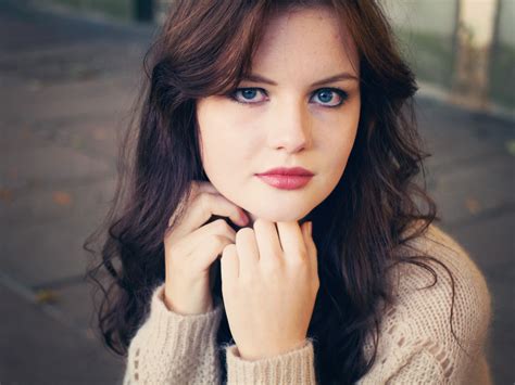 Download Wallpaper Girl Brunette Joli House Section Girls In