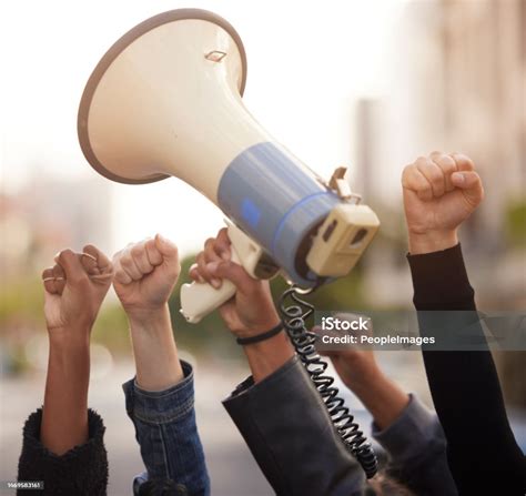 연대를 위해 도시 거리에서 항의 주먹 손과 확성기 인권 또는 지역 사회의 정부 법 개정을 위해 싸우십시오 다양성 지원 정의 및 흑인들이 언론의 자유를 위해 몰려 듭니다