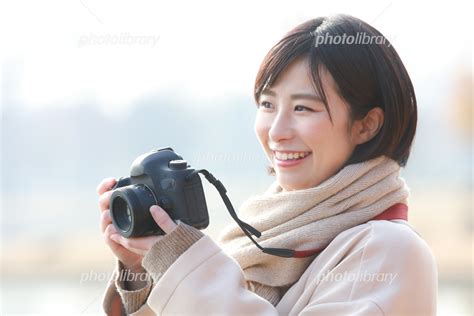 写真を撮る女性 写真素材 7155814 フォトライブラリー Photolibrary