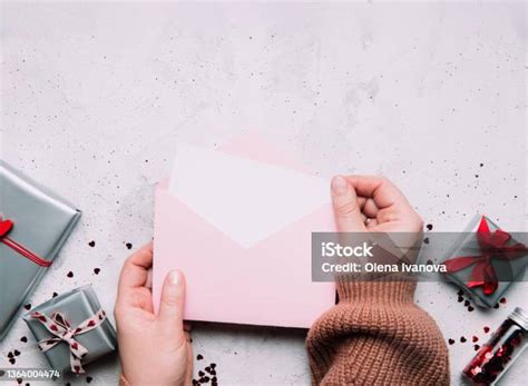 여성의 손은 봉투에 사랑의 편지 메시지를 개최 발렌타인 데이 인사말 카드 노트에 대한 스톡 사진 및 기타 이미지 노트 사랑 쓰기 Istock
