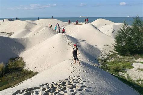 10 Pantai Di Melaka Yang Menarik Khas Buat Pencinta Pasir Putih