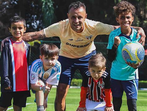 Jogadores Do São Paulo Levam Filhos Ao Treino Calleri Segue Como Dúvida
