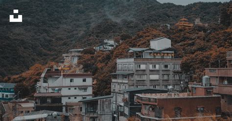 Foto Edificios De Hormigón Junto A Las Montañas En Daytme Imagen Jufen Gratis En Unsplash
