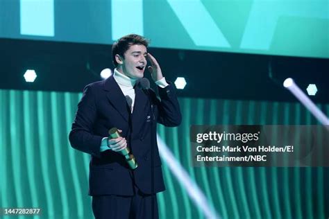 Noah Schnapp Accepts The Male Tv Star Of 2022 Award On Stage During